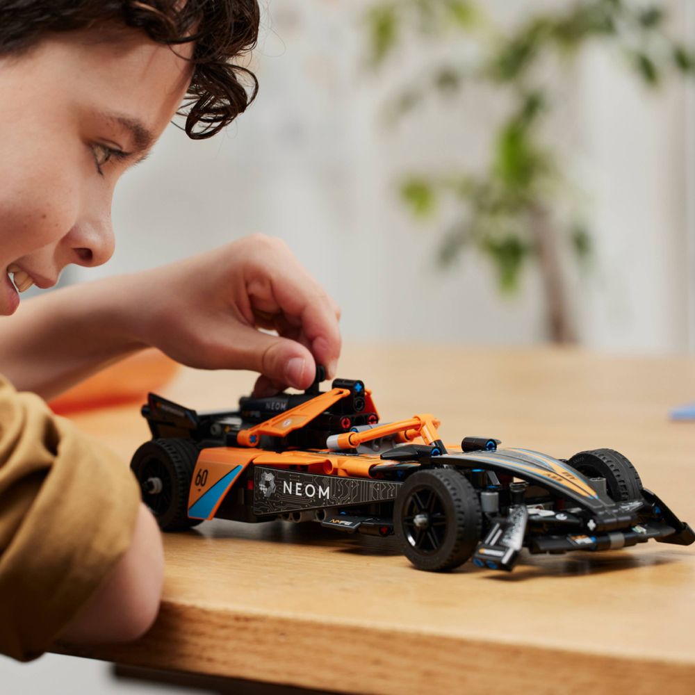 Carro NEOM McLaren Fórmula E | Technic | Loja LEGO® BR - LegoEducation
